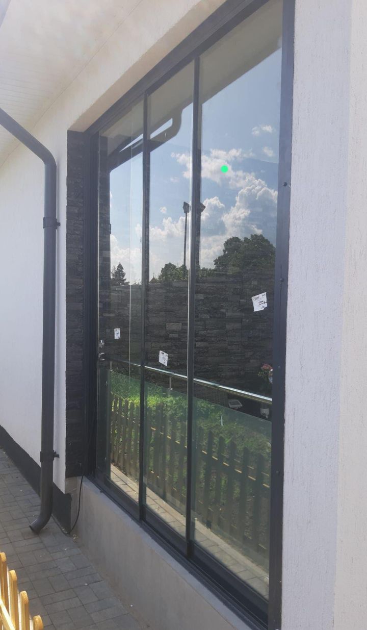 Geamuri terasa cu sticla glisanta: confort 12 luni pe an