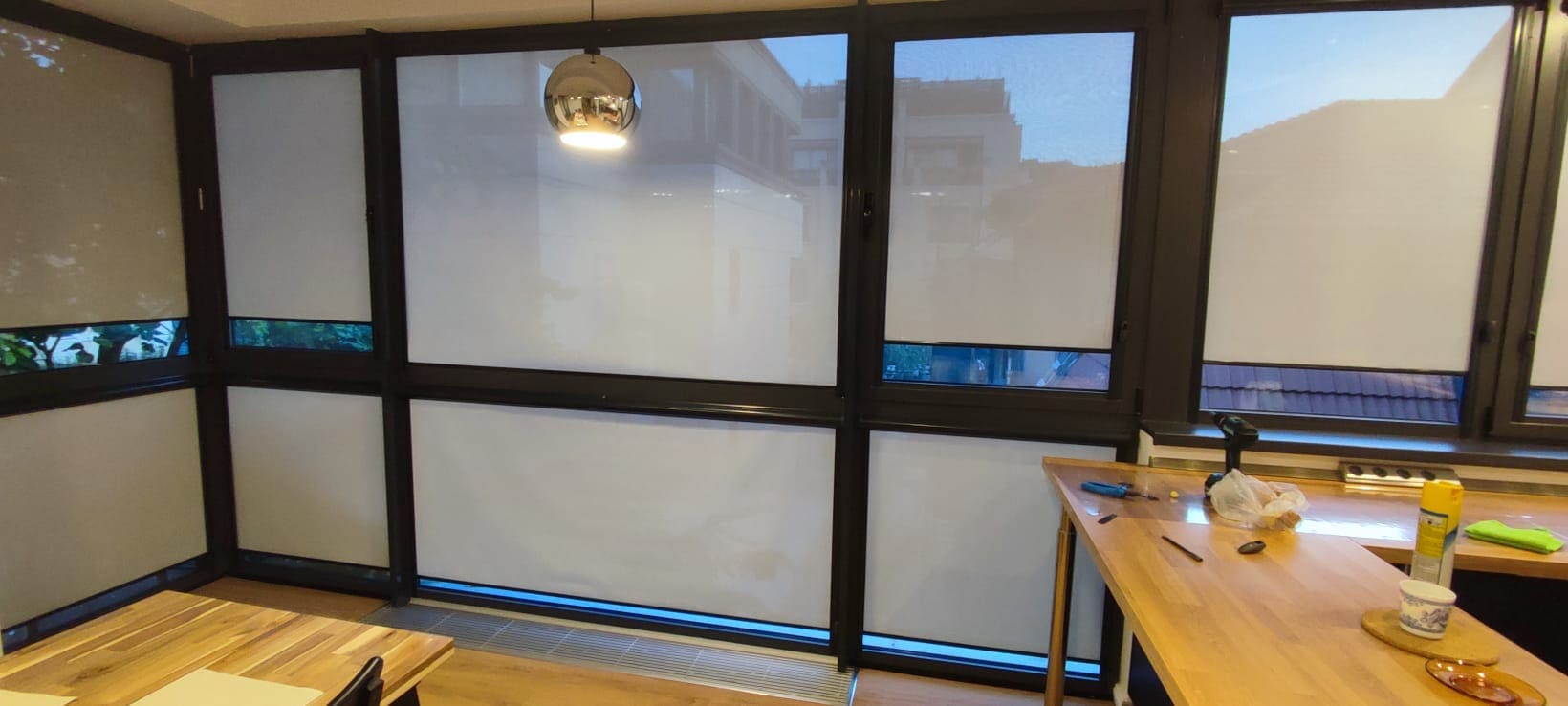 Ce tip de storuri geam sa alegi: opace sau semi-transparente